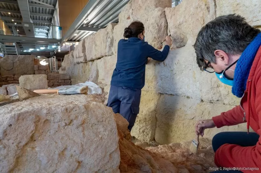 El muro de la Muralla Púnica recibe un tratamiento de aguacal para ...