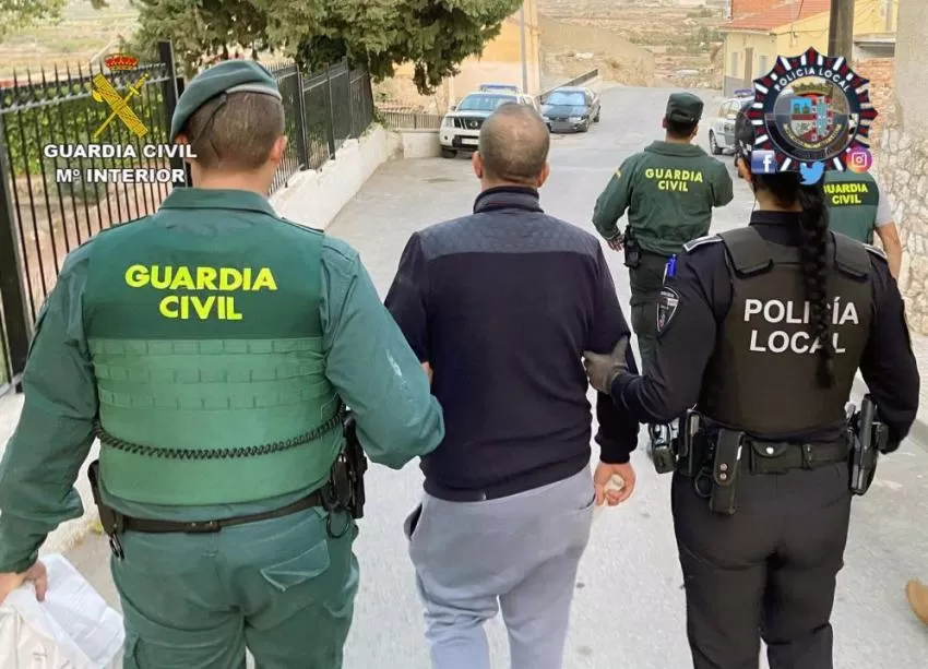 Guardia Civil y Policía Local de Jumilla desmantelan tres 'supermercados de droga' en inmuebles ...