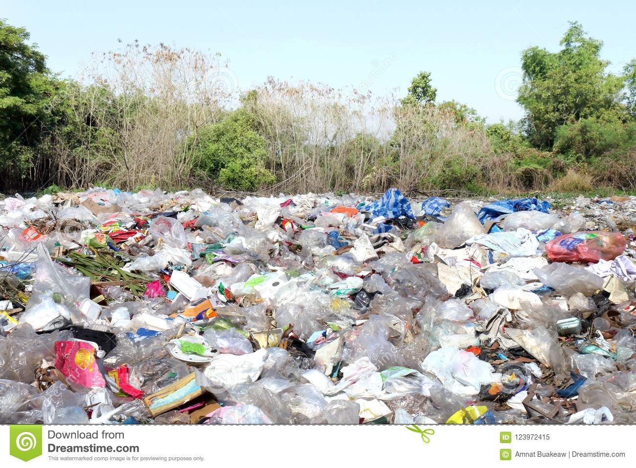 Debido a la sequía, el río Po está casi seco y su lecho está lleno de ...