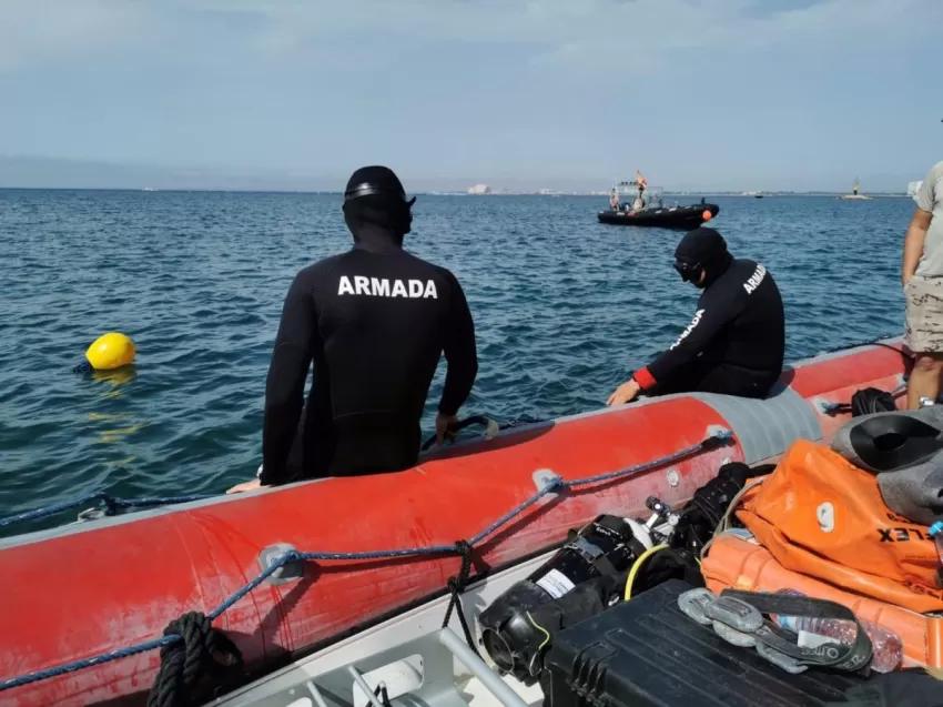 Buceadores de la Armada neutralizan una mina de orinque en la playa de ...