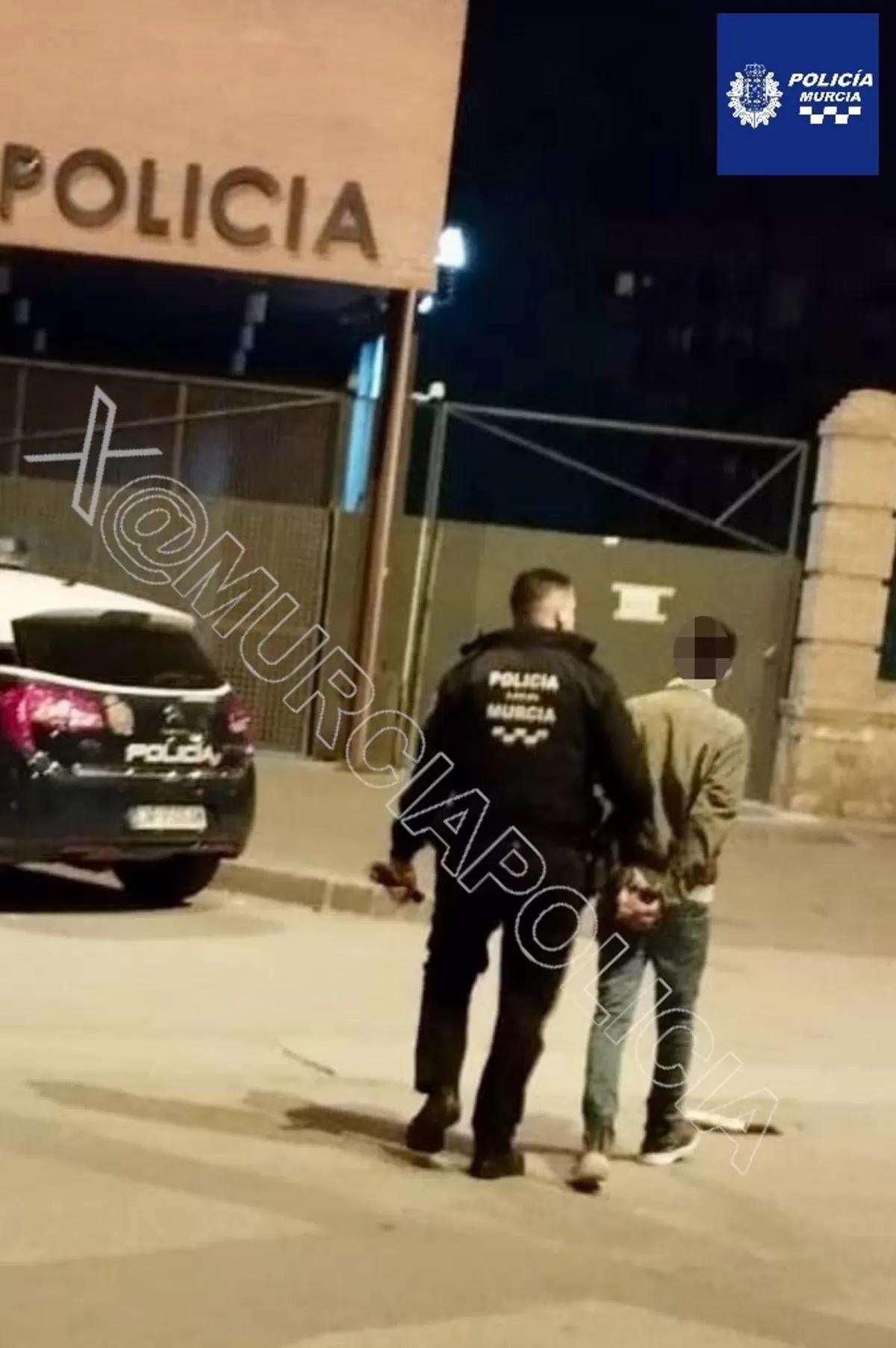 Detenido por agredir a su mujer tras amenazarle con un cuchillo en Murcia