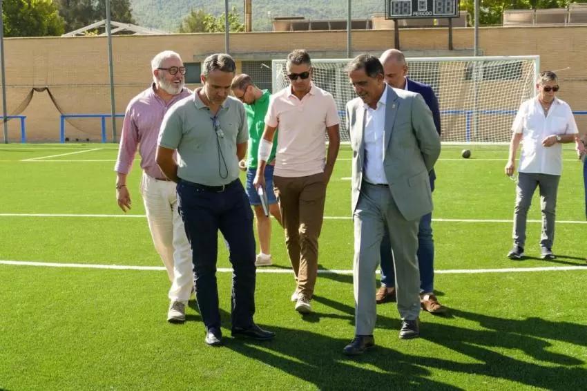 El campo de fútbol de El Palmar estrena nuevo césped artificial