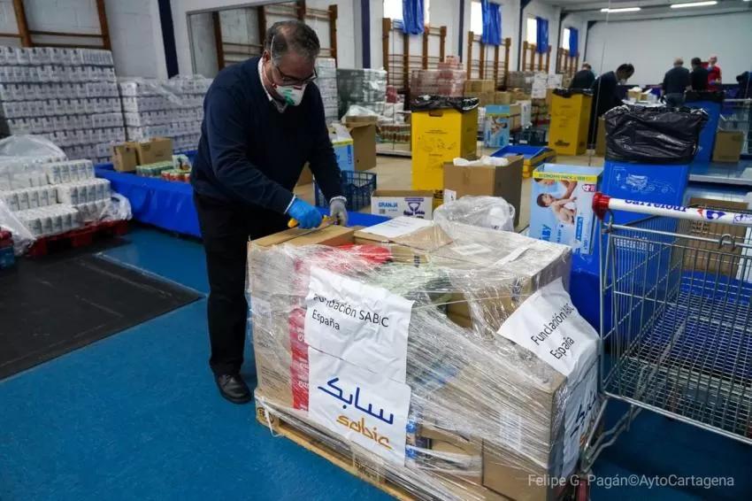La Fundación SABIC España entrega cuatro pallets de alimentos