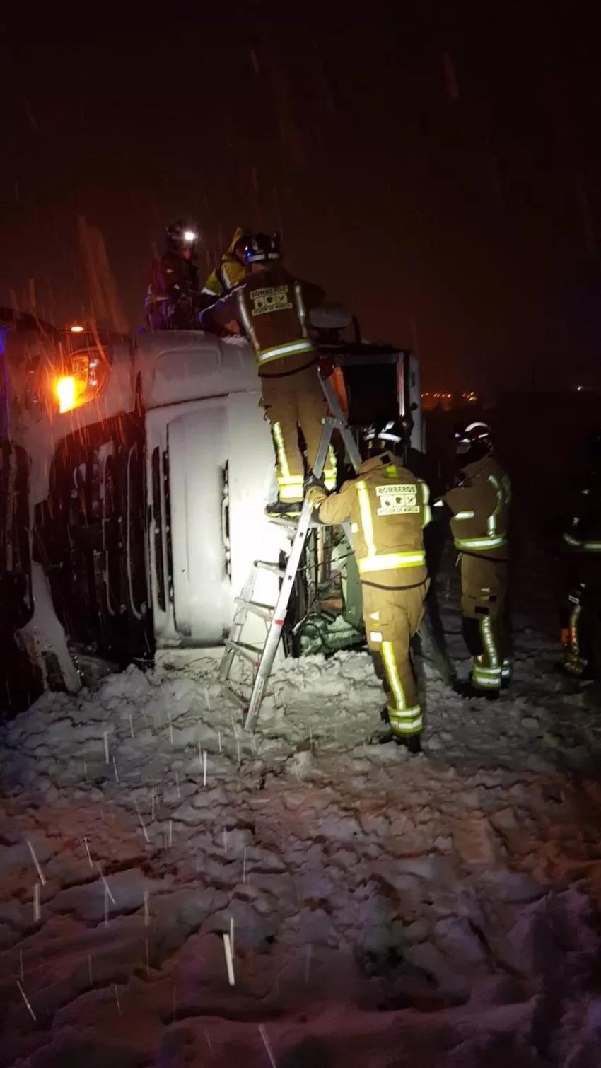 Rescatado un hombre al salirse de la carretera y volcar el camión que ...