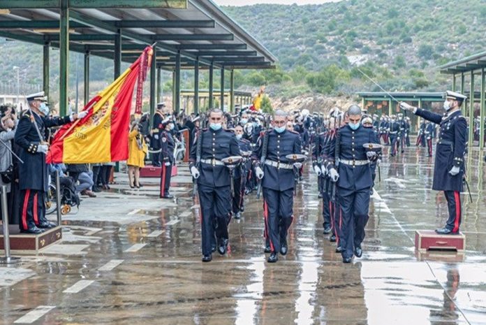 Un total de 139 aspirantes a soldado juran la bandera en la Escuela de ...